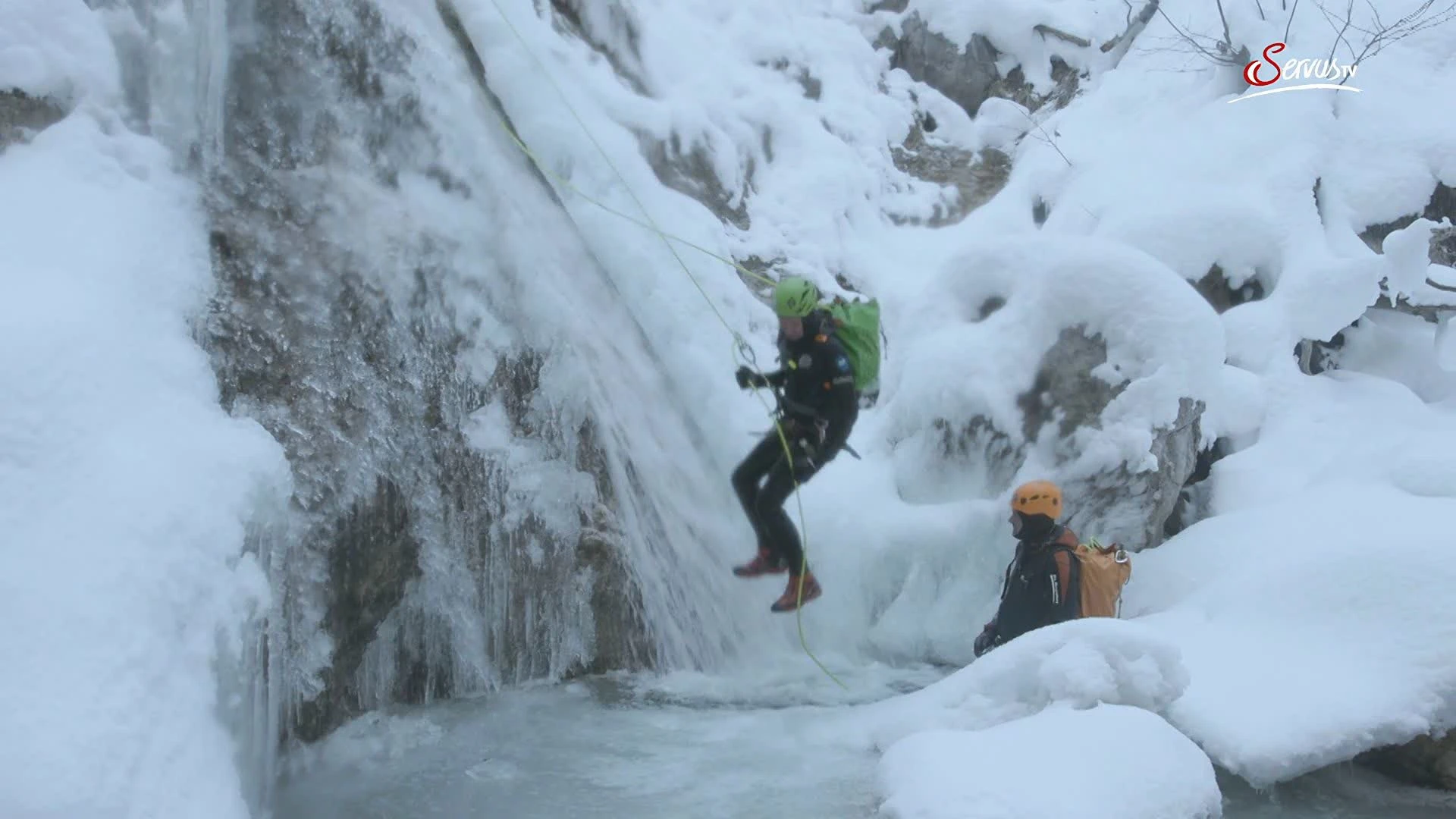 Winter-Canyoning am und im wilden Fischbach im Blunautal - ServusTV On
