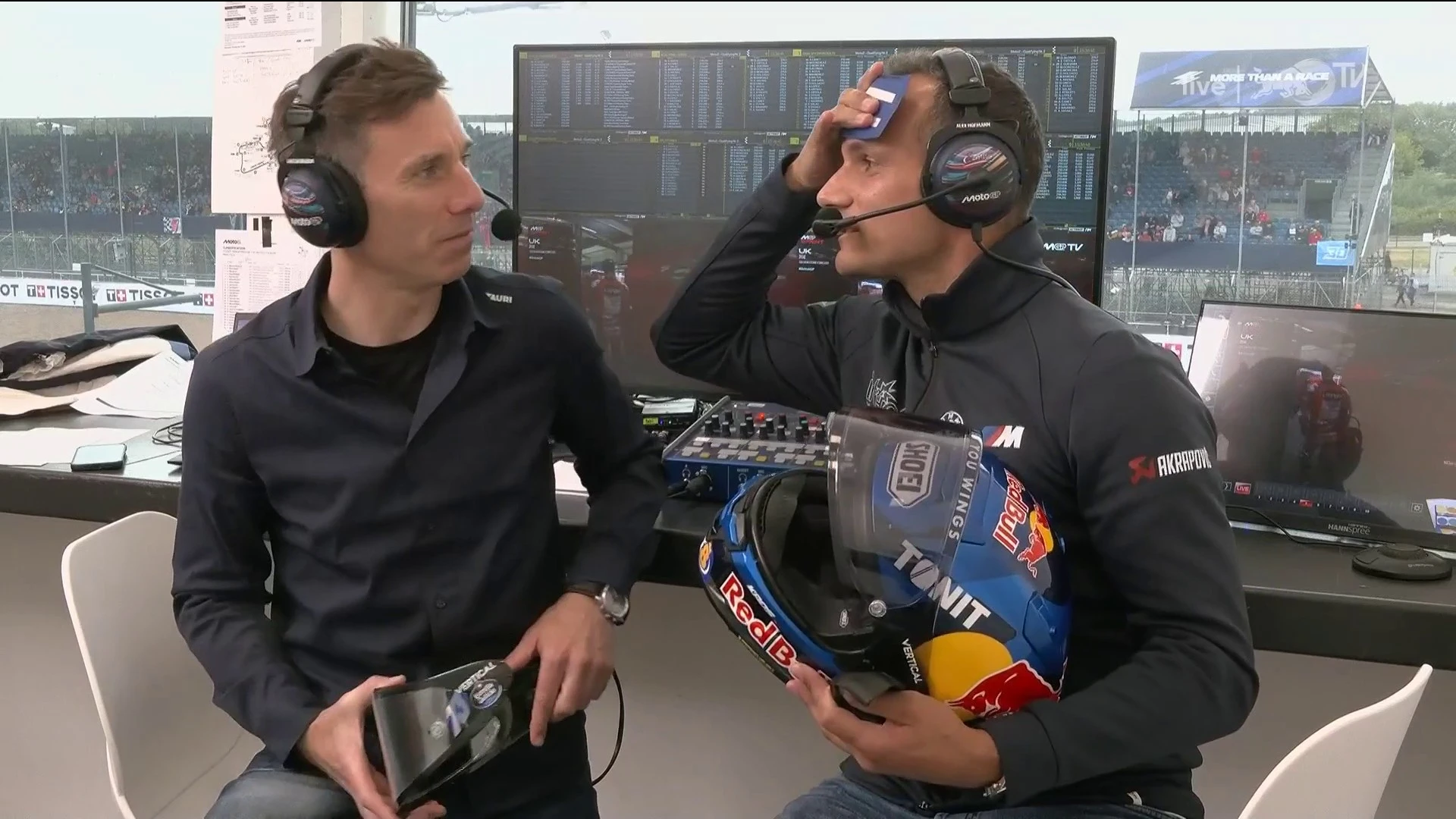 Tech-Talk: Alex Hofmann erklärt die Helm-Funktionen - ServusTV On